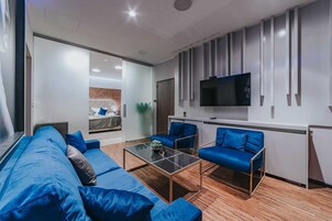 Apartamento de Luxo, 2 quartos, banheira de hidromassagem grande | Sala | Televisor de ecrã plano de 60 polegadas com canais via satélite