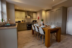 Casa de Férias Luxo (incl. cleaning fee) | Cozinha privada | Um frigorífico/congelador grande, um micro-ondas, um forno 