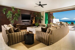 Villa (1 Bedroom) | Sala | Televisor 