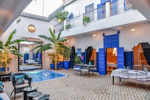 Piscina exterior, espreguiçadeiras 