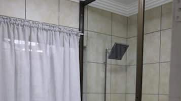 Um secador de cabelo (mediante pedido), toalhas fornecidas, sabão