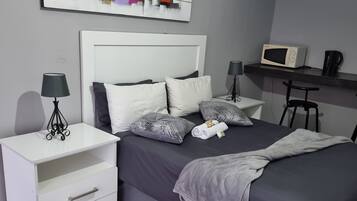 Suite Deluxe, 1 cama de casal | Secretária, secretária adequada para computadores portáteis