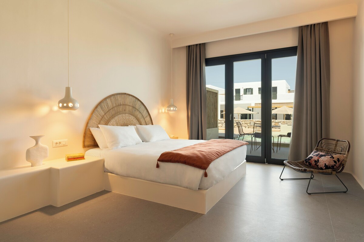 Koukoumi Suite with Veranda and Private Pool | Roupa de alta qualidade, camas de colchão pillowtop, minibar 