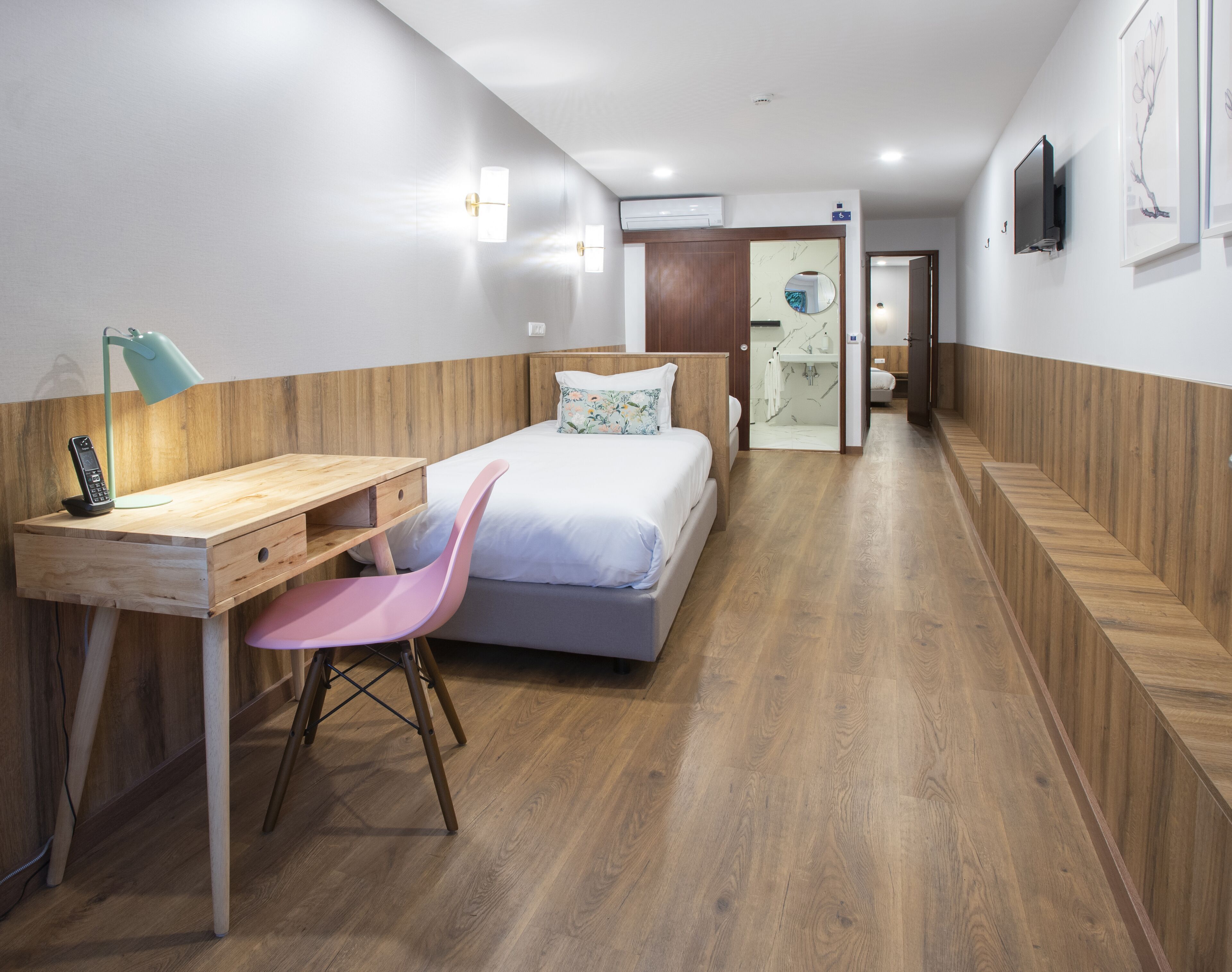 Secretária, Wi-fi grátis, roupa de cama fornecida 