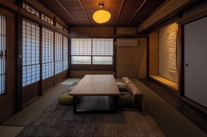 Quarto Twin Deluxe, não fumadores (YUKI 801, 102 sqm) | Roupa de alta qualidade, edredões de penas, com decoração personalizada 