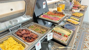 Café da manhã com buffet nos fins de semana (EUR 10.5 por pessoa)