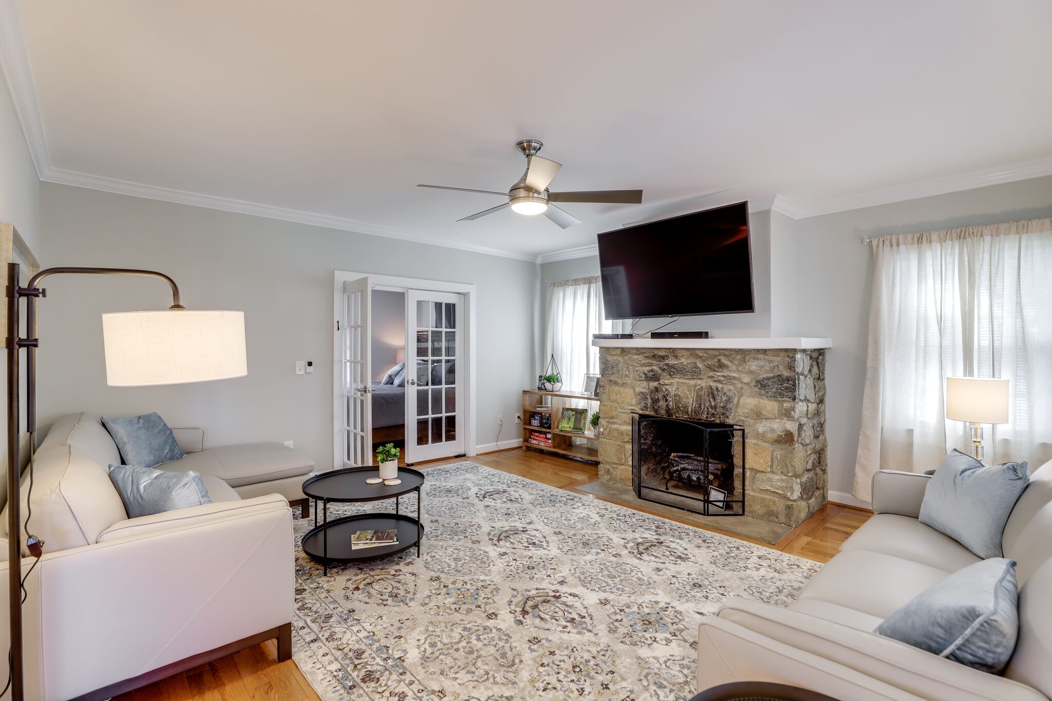 Elegant Middleburg Manor With 3 Bedrooms 2 Baths - Leesburg, VA