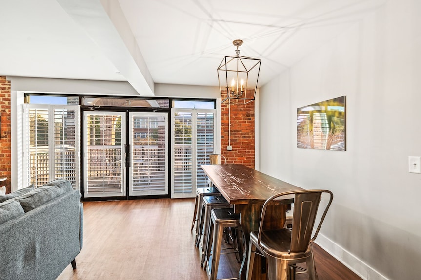 High End Custom Penthouse In The Center Of Downtown Auburn! - Auburn, AL