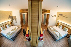 Quarto com espelhos, duas camas e cabeceiras de madeira, além de uma estrutura central em madeira.