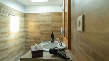 Quarto casal luxo | Banheiro | Chuveiro, toalhas de banho