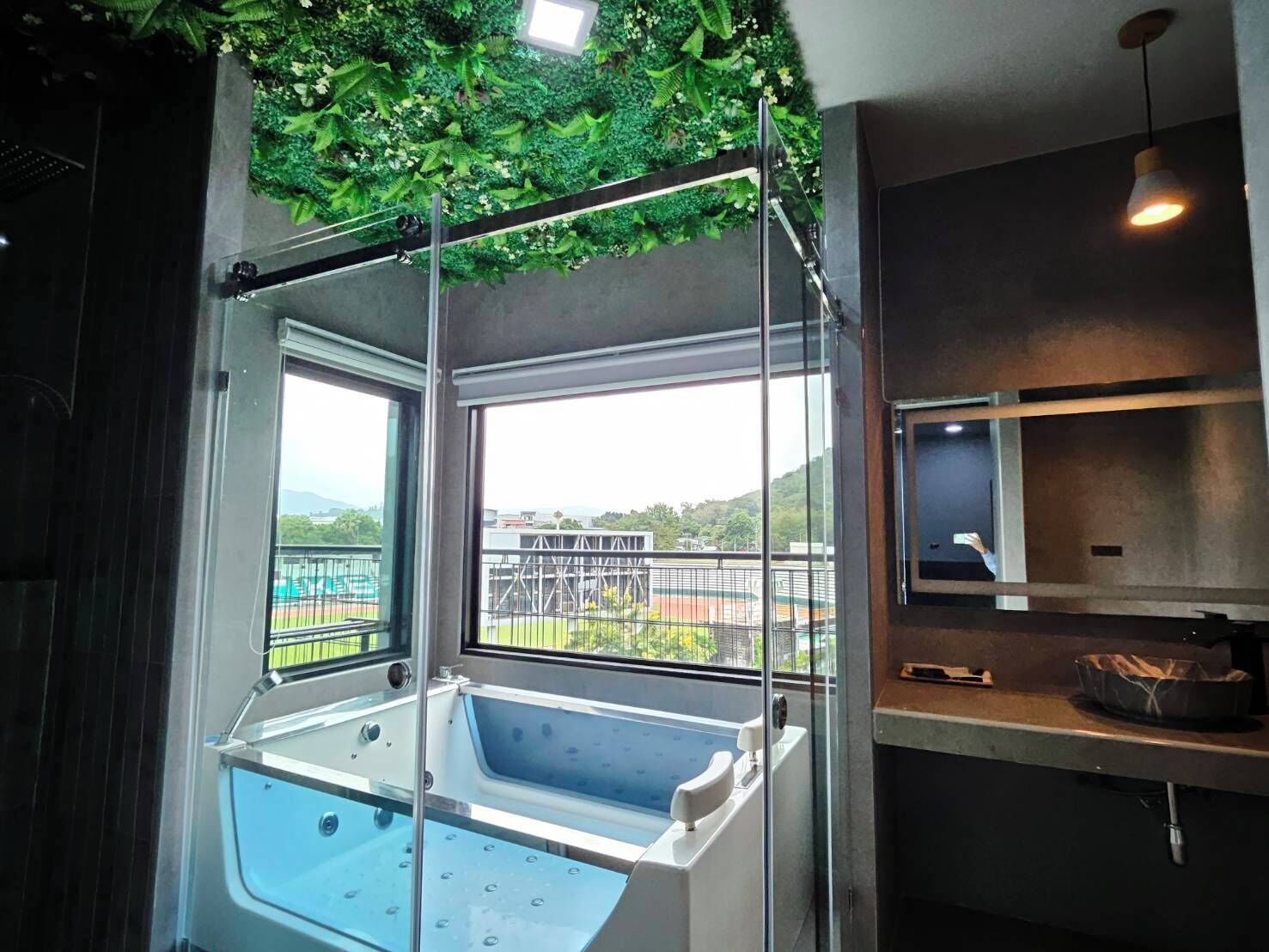 Quarto exclusivo | Banheiro | Chuveiro, chuveiro com efeito de chuva, produtos de toalete grátis 