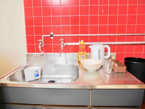 Apartamento Básico | Kitchenette privada | Um frigorífico, um micro-ondas, uma placa de cozinha 