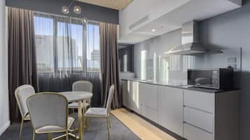 Apartamento, 1 quarto | Cozinha americana privada | Frigobar, micro-ondas, cooktop, cafeteira/chaleira