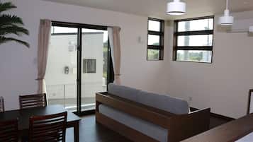 Apartamento em Condomínio Fechado, 2 quartos | Sala | TV de ecrã plano