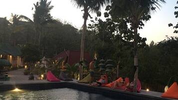 Piscina exterior, espreguiçadeiras