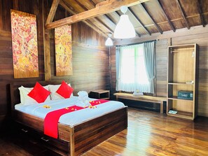 Quarto Familiar, vista para o jardim | Secretária, Wi-fi grátis, roupa de cama fornecida