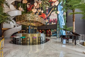 2 restaurantes, pequenos-almoços servidos, cozinha local 