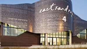 Um edifício moderno com fachada perfurada e o texto 'eastrand no 4'.