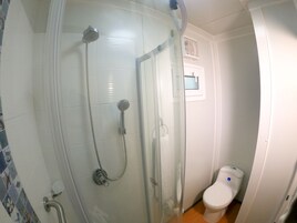 Quarto standard | Banheiro | Chuveiro, toalhas de banho, sabonete, shampoo
