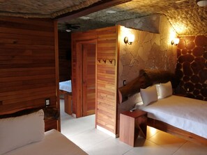 Quarto triplo luxo | Edredons de pluma, camas Select Comfort, cofres nos quartos