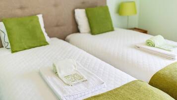 Quarto Duplo Deluxe, varanda | 3 quartos, roupa de alta qualidade, edredões de penas