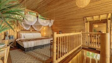 Quarto de cabana de madeira com uma cama, uma mesa de cabeceira, uma cadeira e uma varanda.