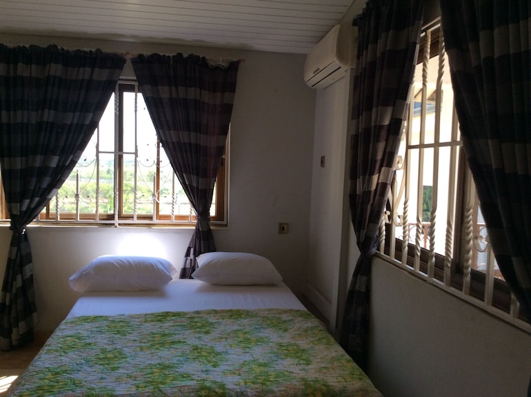 East Airport Suite 2 - Acra