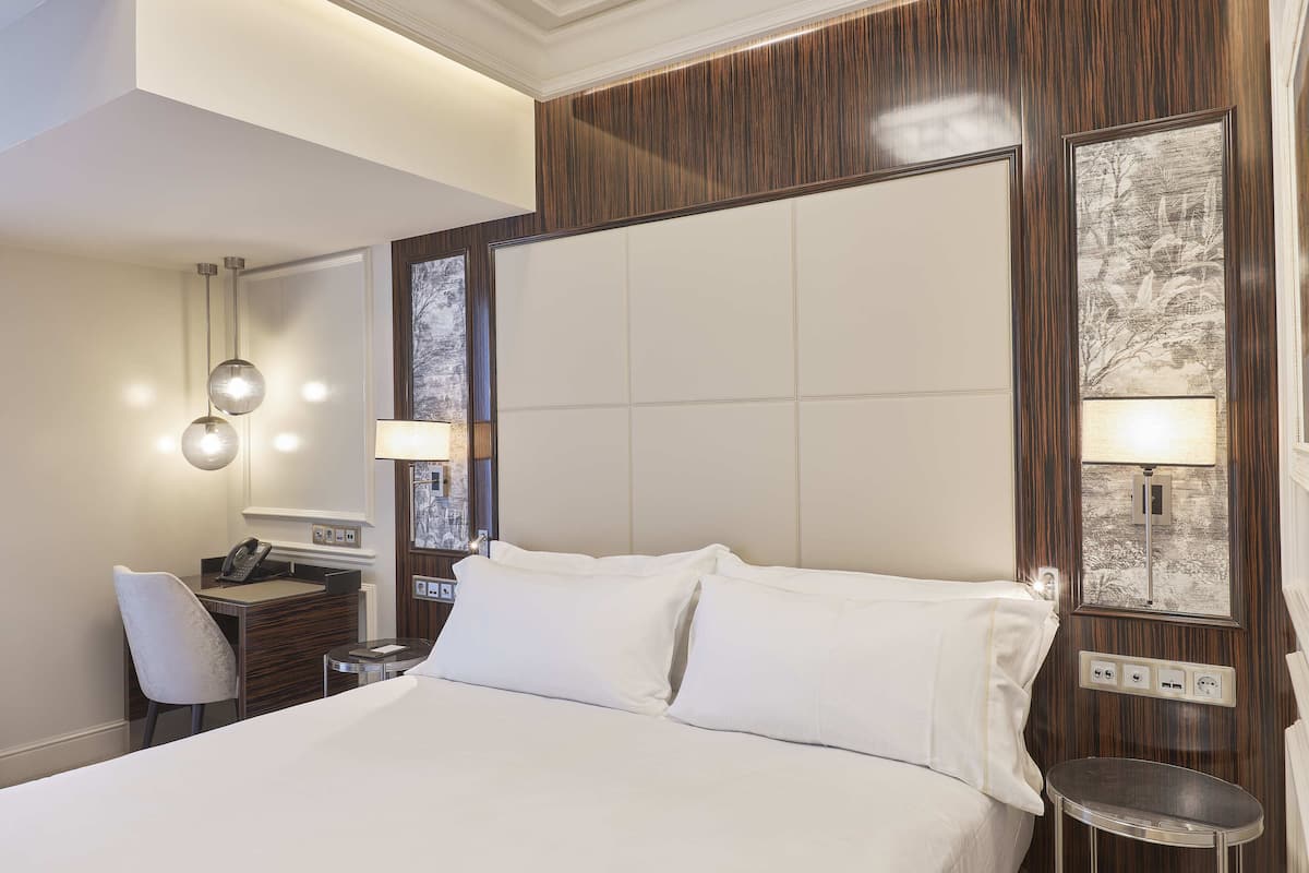 Minibar, cofre no quarto, secretária, cortinas/cortinados opacos 