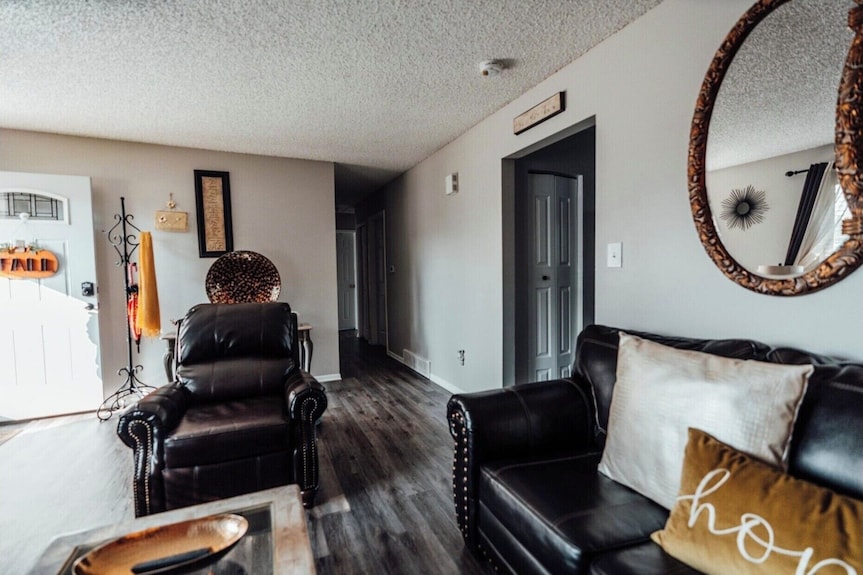 Cozy 5-bedroom Home In Aurora!\nperfect Blend Of Comfort & Convenience - Denver Airport (DEN)