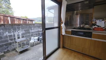 Casa (Private Vacation Home) | Cozinha privada | Geladeira, micro-ondas, cooktop, panela elétrica de arroz