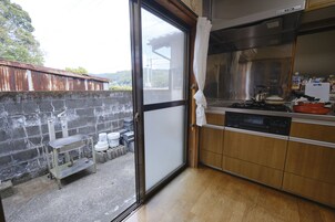 Casa (Private Vacation Home) | Cozinha privada | Um frigorífico, um micro-ondas, uma placa de cozinha 