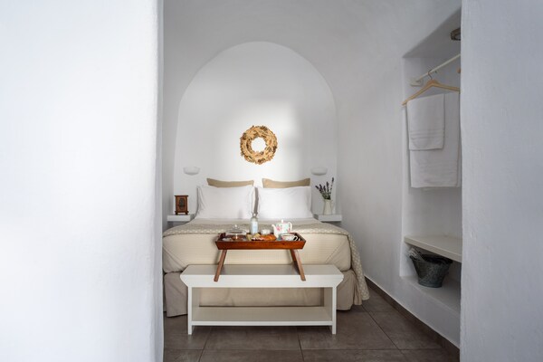 アルバニティス ケーブ ビレッジ - サントリニ島