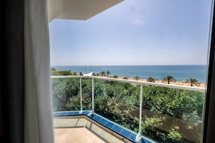 Uma varanda com vista para o mar e a praia.