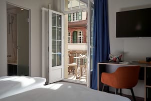 Cofres nos quartos, escrivaninha, quartos à prova de som, berços grátis