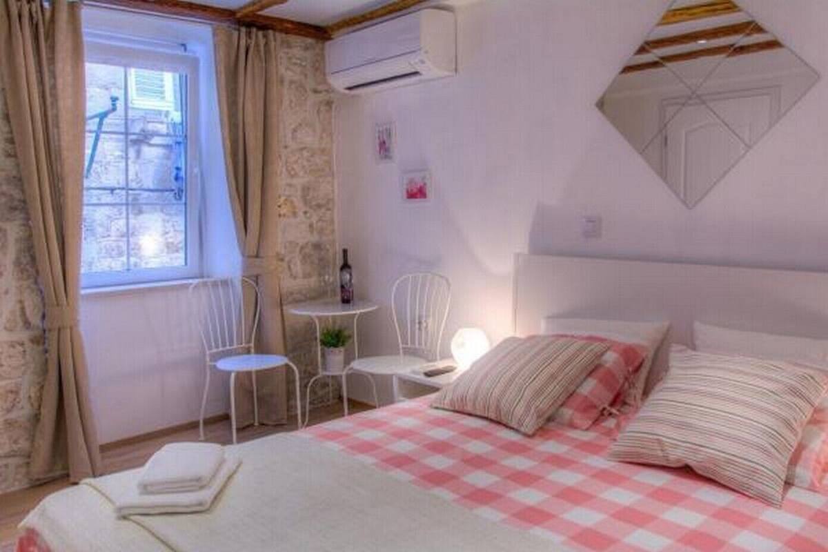 Quarto casal (Double Room (Ground Floor)) | 3 quartos, Wi-Fi de cortesia, roupa de cama