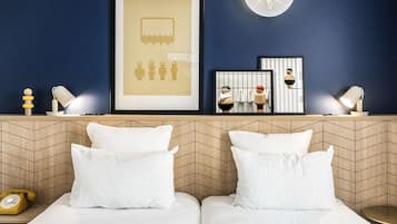 Quarto Standard, 2 camas individuais | Roupa de alta qualidade, minibar, cofre no quarto, secretária