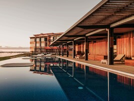 Piscina exterior, espreguiçadeiras 