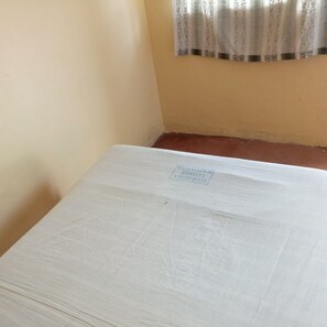 Secretária, roupa de cama fornecida