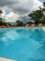 Piscina exterior sazonal, toldos gratuitos, guarda-sóis