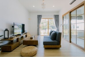 Japanese Room (Free Drop Off to Airport) | Sala de estar | Smart TV 50 polegadas com canais digitais, TV, Netflix