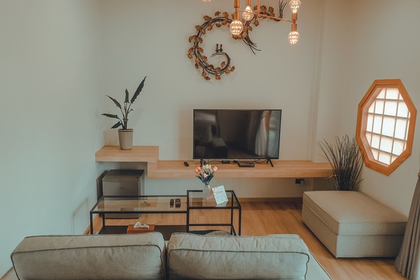 Private Dorm Room (Free Drop Off to Airport) | Sala | Smart TV de 50 de polegadas com canais digitais, televisor, Netflix