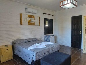 Minibar, secretária, Wi-fi grátis, roupa de cama fornecida 