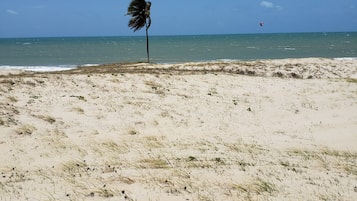 Na praia, praia de areia branca