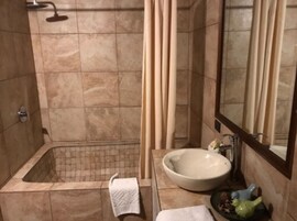 Quarto Duplo Standard | Casa de banho | Uma combinação polibã/banheira, um chuveiro fixo, toalhas fornecidas