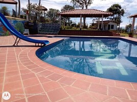 Piscina externa, funciona das 8h às 21h, guarda-sóis, espreguiçadeiras