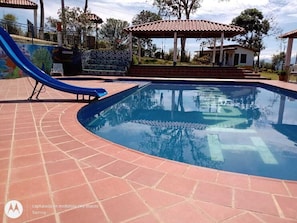 Piscina externa, funciona das 8h às 21h, guarda-sóis, espreguiçadeiras