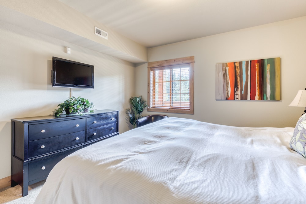 Luxurious Collins Lake Condo W/ Fireplace, Great Views & Shared Pool/hot Tub - Government Camp, OR