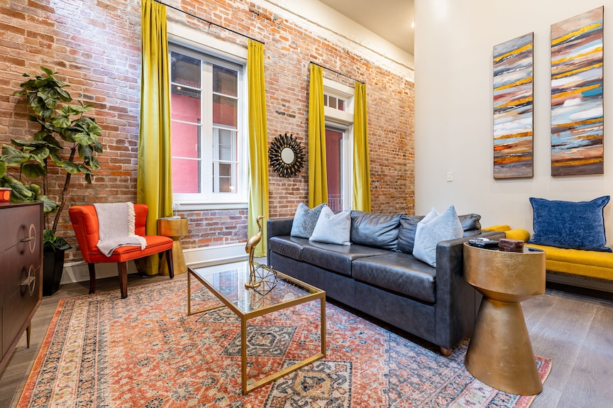 Location & Condo To Stay In When Visiting Downtown Nola! Qn Sleeper Sofa & 15 Ft Ceilings! - New Orleans, LA
