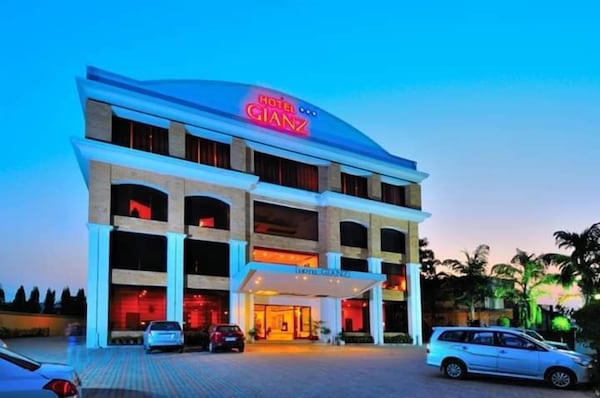 Gianz Hotel - Baddi