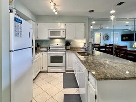 Condo, 2 quartos | Cozinha privada | Geladeira, micro-ondas, fogão, lava-louças